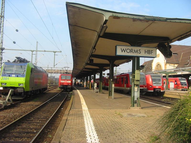 5 Faches Zugtreffen in Worms Hbf. Links die 485-001 ist abgestellt, an Gleis 5 die 146-004 sieht ...