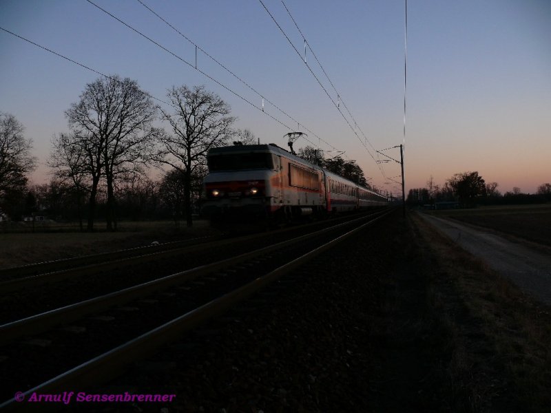 Abendstimmung mit der SNCF BB15017, die den EC96 Zürich-Brüssel bei Eckwersheim Richtung Vogesen ...