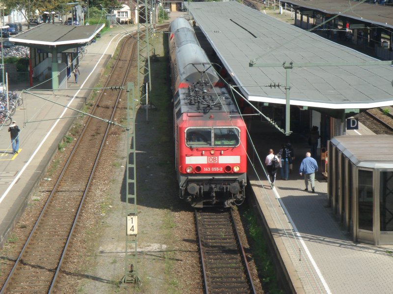 Blick auf die RegionalBahn nach Neustadt im Schwarzwald mit BR 143 055-2 im Bahnhof Freiburg im ...