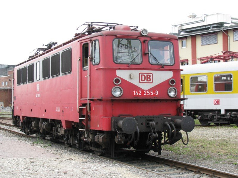 E-Lok BR 142 255-9 -DB AG- auf dem Gelände des ex.Bw Halle P, 06.07. ...