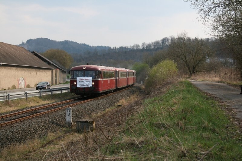 Das Plakat an der Vorderseite zeigt es an: Letzte Fahrt auf der Bahnstrecke Menden-Hemer ...