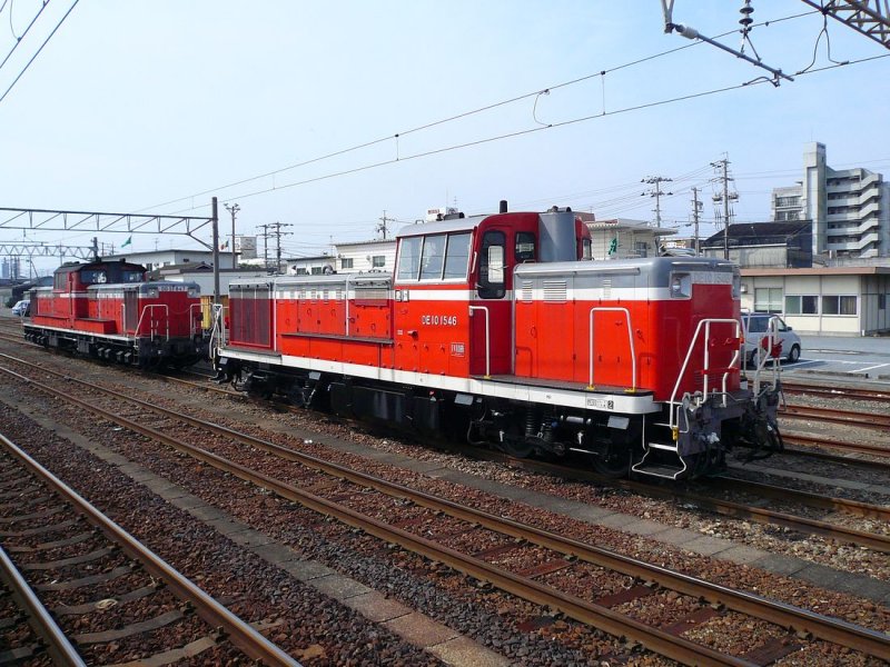 DE10: Die mittelgrosse DE10 1546 steht neben einer grossen JR-Diesellok DD51 im Bahnhof der ...