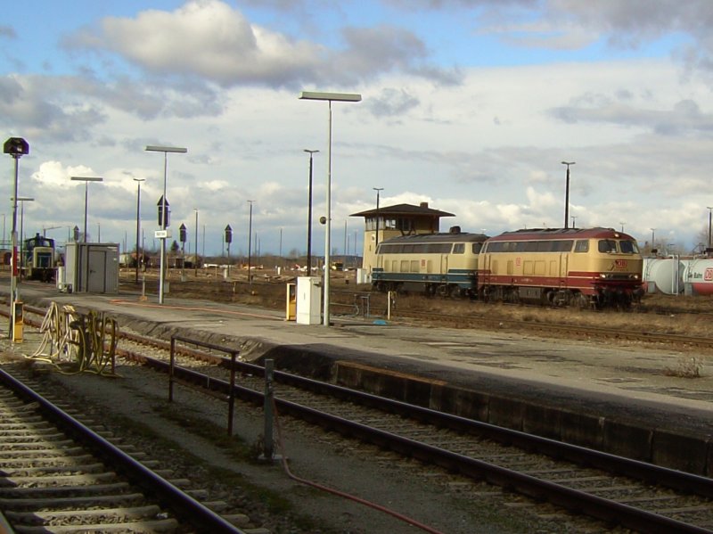 Die 217 002 und die 217 014 am 06.02.2008 in Mühldorf - Bahnbilder.de