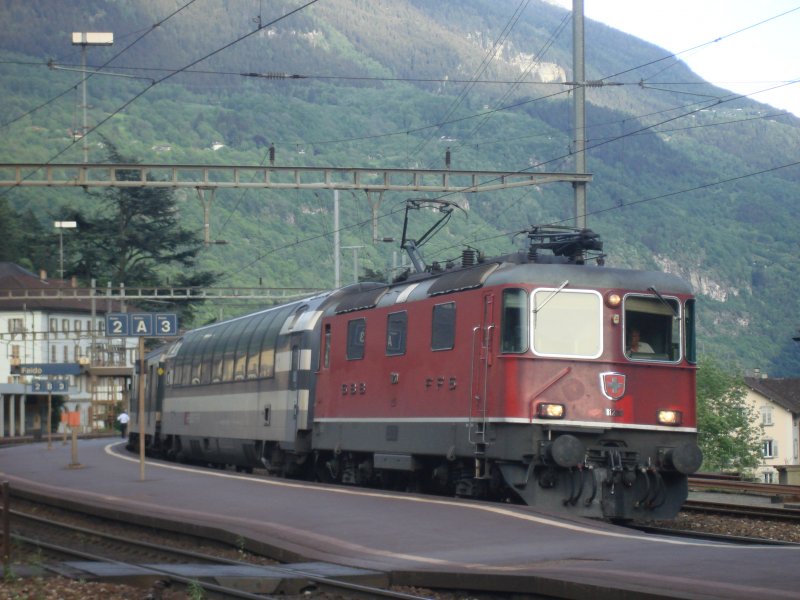 Die Re 4/4 II 11230 macht mit ihrem IR Locarno-Basel einen kurzen Halt in Faido - Bahnbilder.de