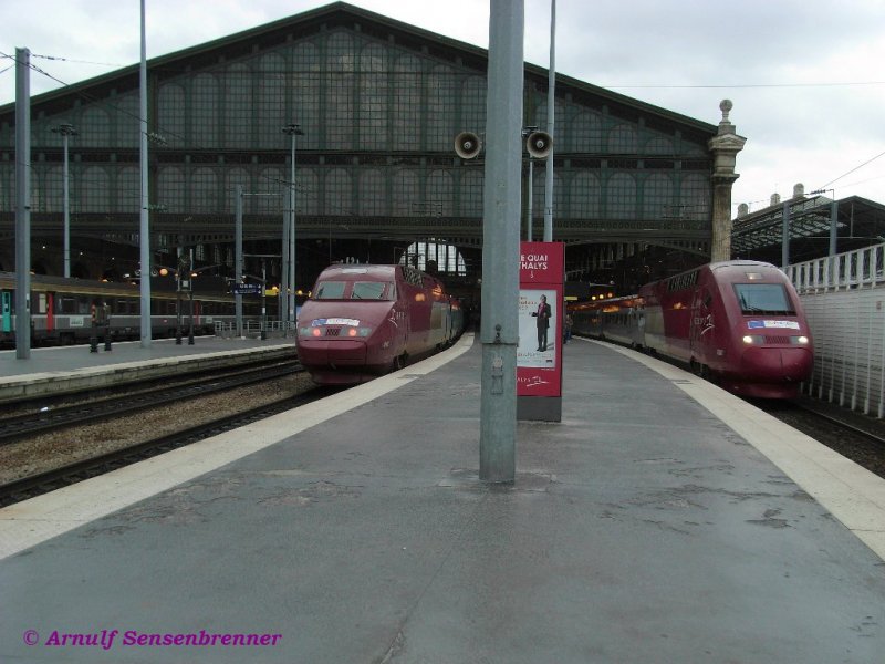 Die zwei Thalys-Varianten in der Haupthalle des Pariser Nordbahnhofs: TGV-PBA 4540 und TGV-PBKA ...