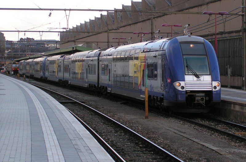 Doppeleinheit der Doppelstocktriebzüge 336 & 338 der SNCF im Bahnhof von Luxemburg kurz vor der ...