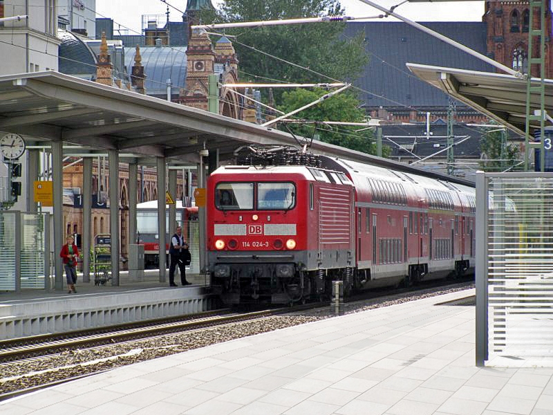 E-Lok BR 114 024-3 -DB AG- mit RE 33132 am Gleis 2, Schwerin Hbf 29.08.2009 - Bahnbilder.de