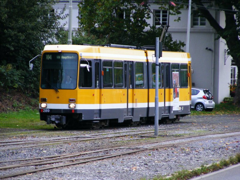 Ein DUEWAG-Stadtbahnwagen M6 der Mülheimer Verkehrsgesellschaft am Hauptfriedhof in Mülheim ...
