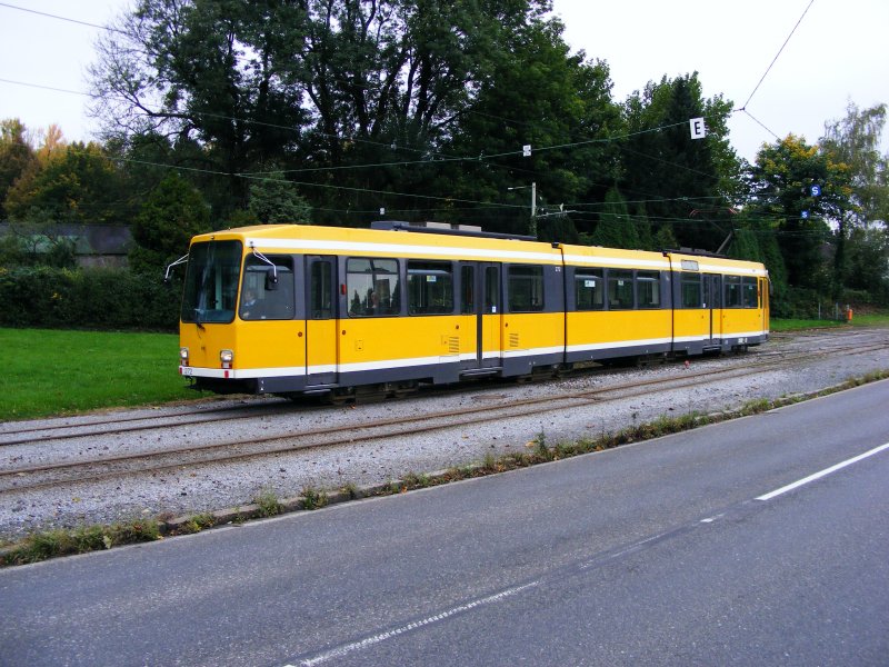 Ein DUEWAG-Stadtbahnwagen M8 der Mülheimer Verkehrsgesellschaft am Hauptfriedhof in Mülheim ...