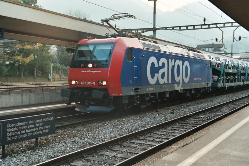 Eine Br 482 in Arth-Goldau. - Bahnbilder.de