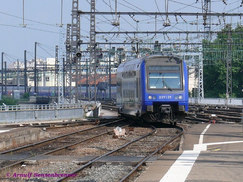 Elektrotriebwagen Z23531 des Typs TER2N bei der Einfahrt - Bahnbilder.de