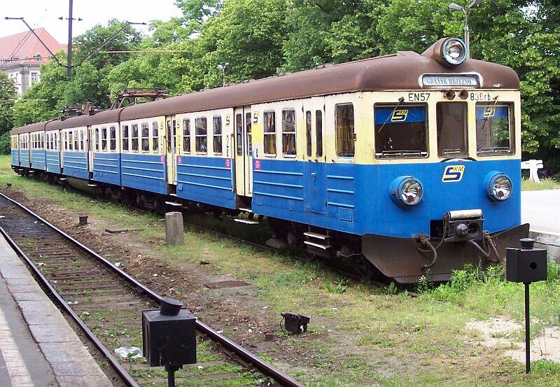 EN57-838 der SKM in blau/beige am 23.06.2005 in Gdansk Glowny (Danzig) - Bahnbilder.de