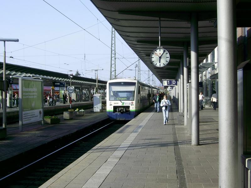 Freiburg Hbf Gleis 1 - es steht bereit Breisgau S-Bahn nach Elzach ...