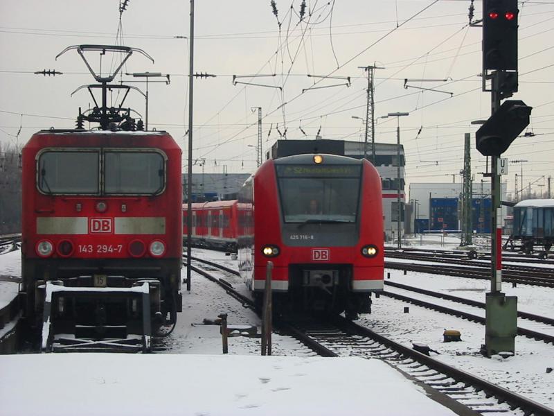 Hier sieht man die 425-216+die 425-235 die am 23.2.2005 aus dem ...