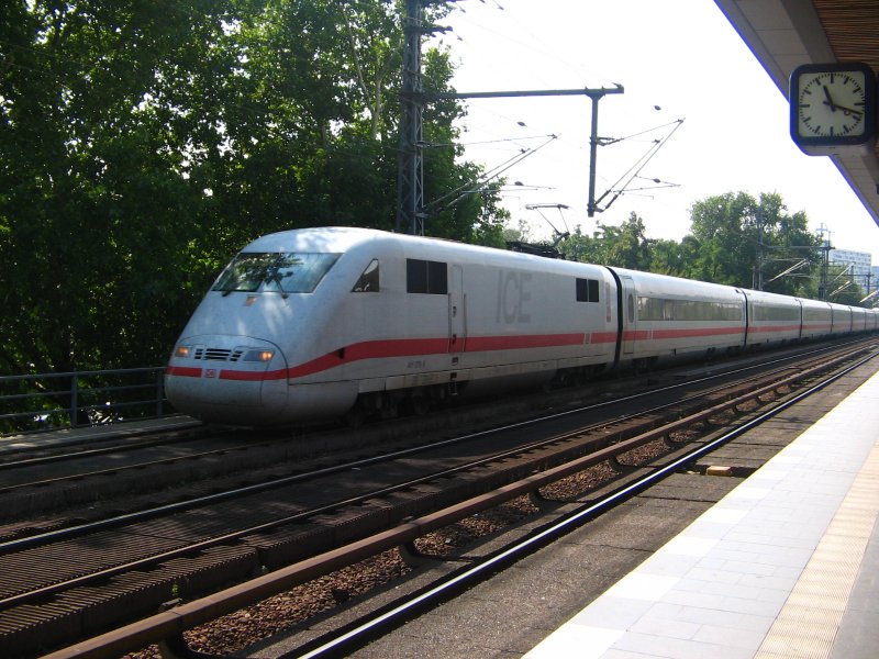 ICE-2 bei Durchfahrt Berlin-Tiergarten - Bahnbilder.de
