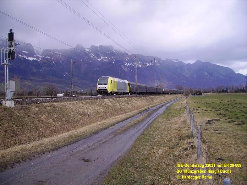 IGE-Bahntouristik Extrazug 33031 bei Buchs SG. ER 20-009 führt den Zug von Hersbruck nach Chur ...