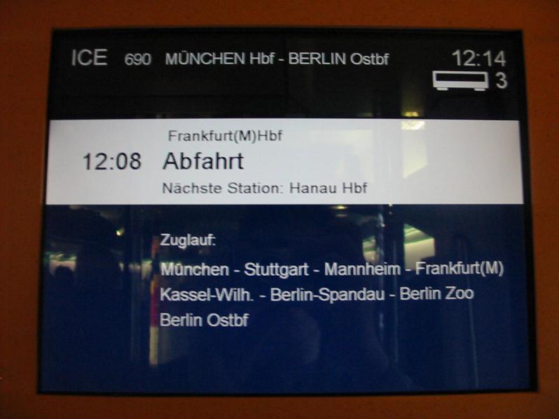 Innenanzeige eines Redesignten ICE1. - Bahnbilder.de