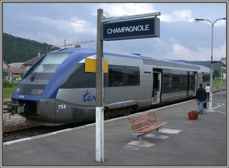 Kreuzung mit X73758 in Champagnole. (05.06.2007) - Bahnbilder.de