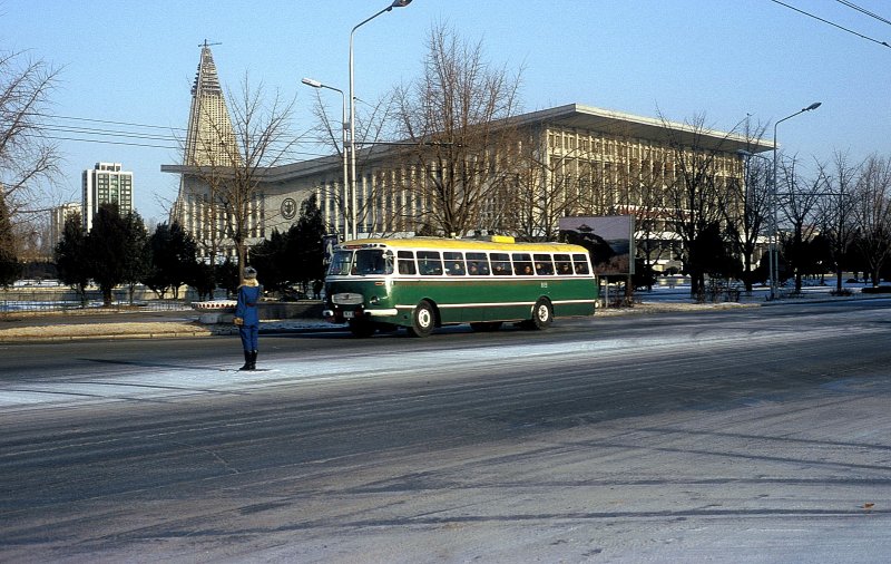 O-Bus 818 Pyongyang 17.12.03 - Bahnbilder.de