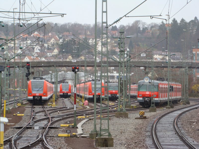 S-Bahn Fuhrpark der Stuttgarter S-Bahn. BR 423 und BR 420 am Betriebsbahnhof Plochingen ...