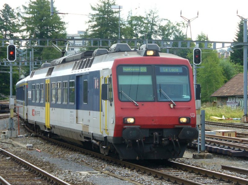 SBB - Einfahrender Regionalzug mit Triebwagen Typ RDBe 4/4 560 in den Bahnhof von la Chaux de ...