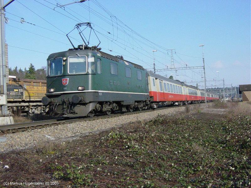 SBB Re 4/4 II 11117 vor dem D 2569 Schaffhausen-Zürich mit EW III Pendel "Swiss Express" in ...