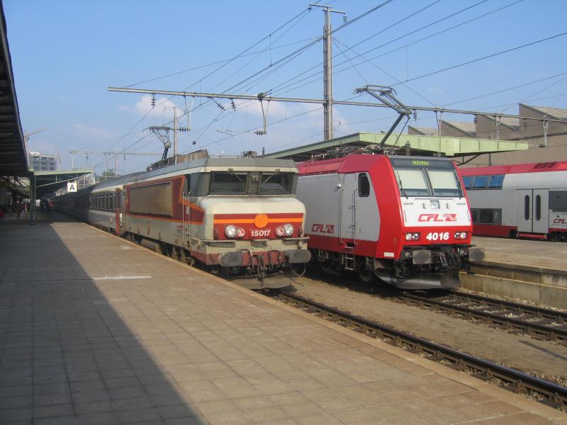 SNCF e lok 15017 neben ein CFL lok 4016 in bahnhof von Luxemburg am 6 oktober 2005 - Bahnbilder.de