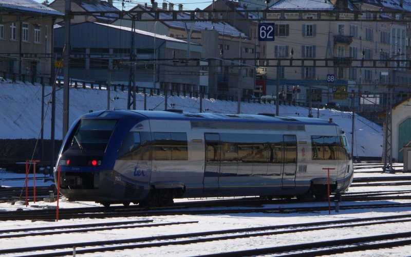SNCF Triebwagen X 73753 im Bahnhof von La Chaux de Fonds am 02.02.07 - Bahnbilder.de