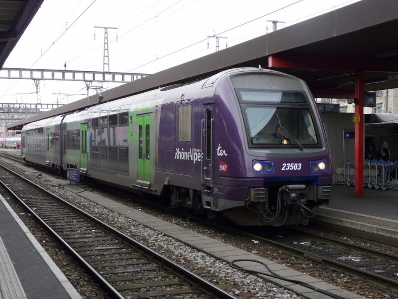 SNCF - Triebzug ZBx 23503 unterwegs im Bahnhof von Genf am 03.01.2009 - Bahnbilder.de