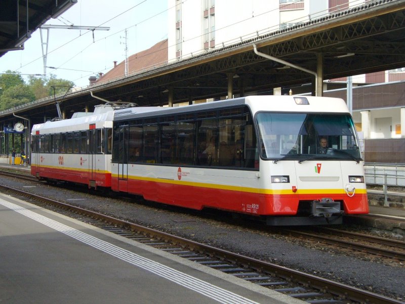 trn / CMC - Schmalspur Salonsteuerwagen Ast 21 mit Triebwagen BDe 4/4 6 im Bahnhof von La Chaux ...