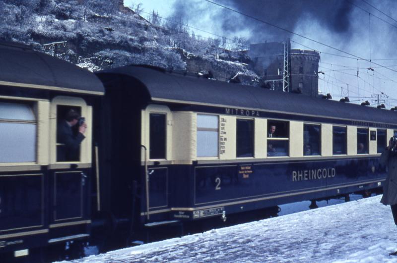 28-29 FD-Zug 'Rheingoldwagen' Fotos - Bahnbilder.de