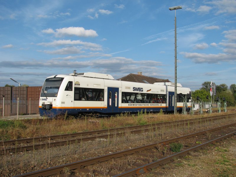 VT 504 der SWEG verlässt hier den Bahnhof Gottenheim in Richtung Bötzingen am 04.10.2009 ...
