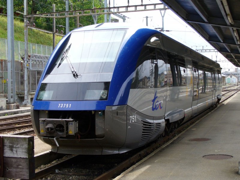 X 73751 Triebwagen der SNCF im SBB Bahnhof von La Chaux de Fonds am 01.08.2006 - Bahnbilder.de