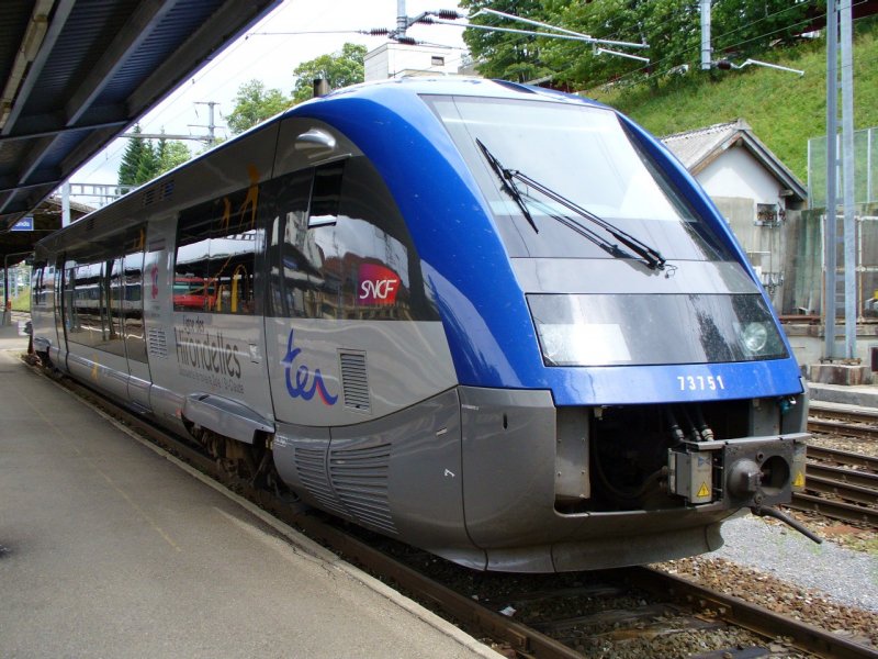 X 73751 Triebwagen der SNCF im SBB Bahnhof von La Chaux de Fonds am 01.08.2006 - Bahnbilder.de